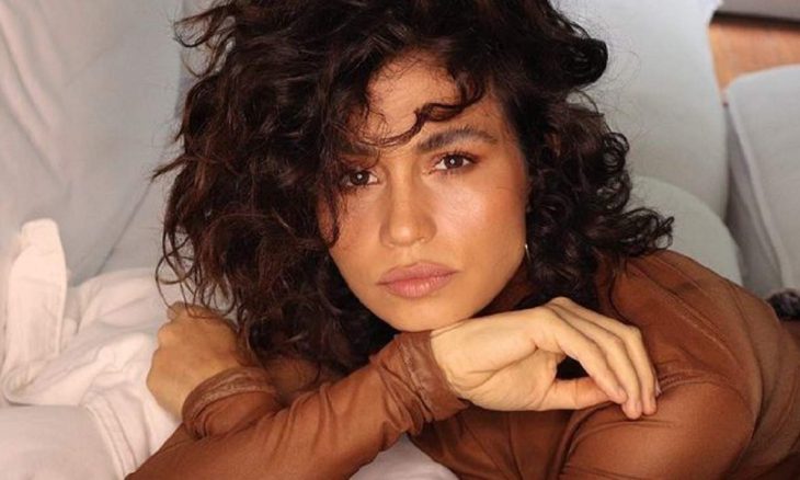 Cleo Pires posa de biquíni dourado e salto alto: "amo"