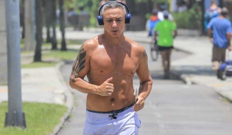 Paulo Nunes ostenta boa forma ao correr pela orla de praia do RJ