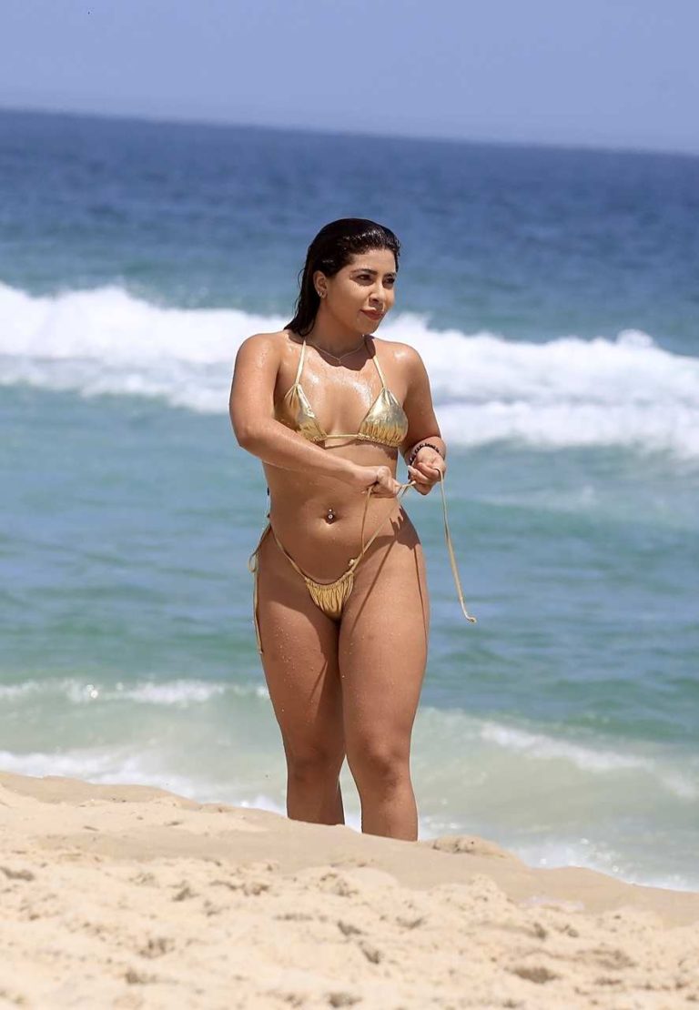 Ingrid Ohara exibe corpão em dia de praia no Rio de Janeiro