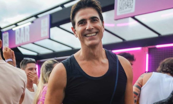 Reynaldo Gianecchini compartilha foto de sunga e causa na web