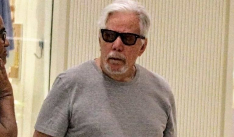 Reginaldo Faria curte passeio por shopping do Rio de Janeiro