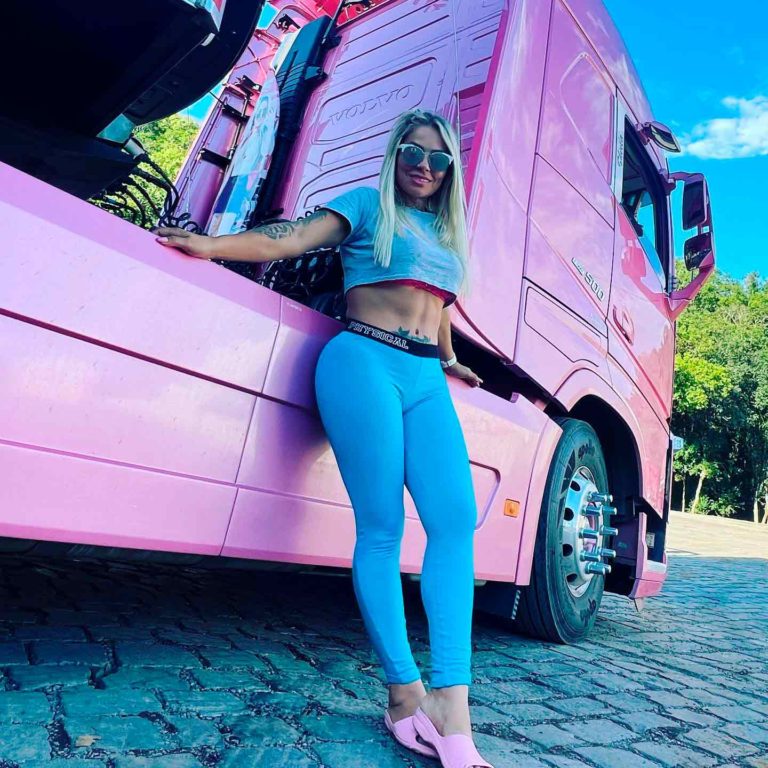 Sheila Bellaver, veja mais de 30 fotos da 'Mulher dos Caminhões Rosa'