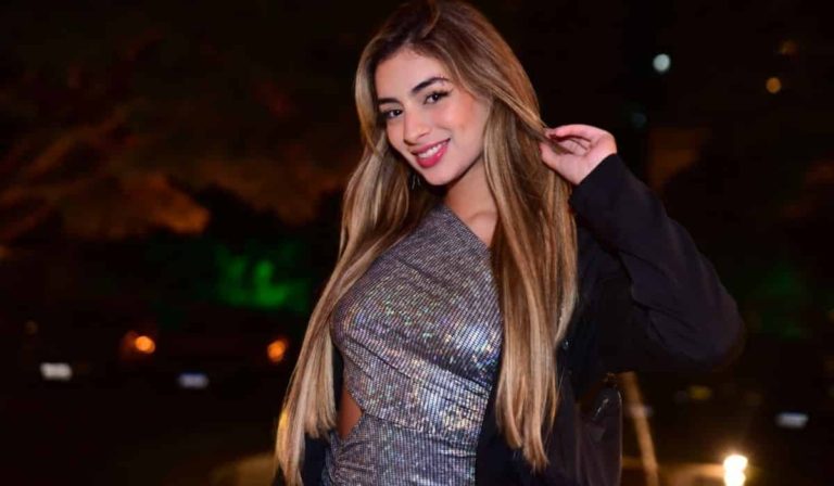 Julia Puzzuoli surge com vestidinho prata em festa em São Paulo