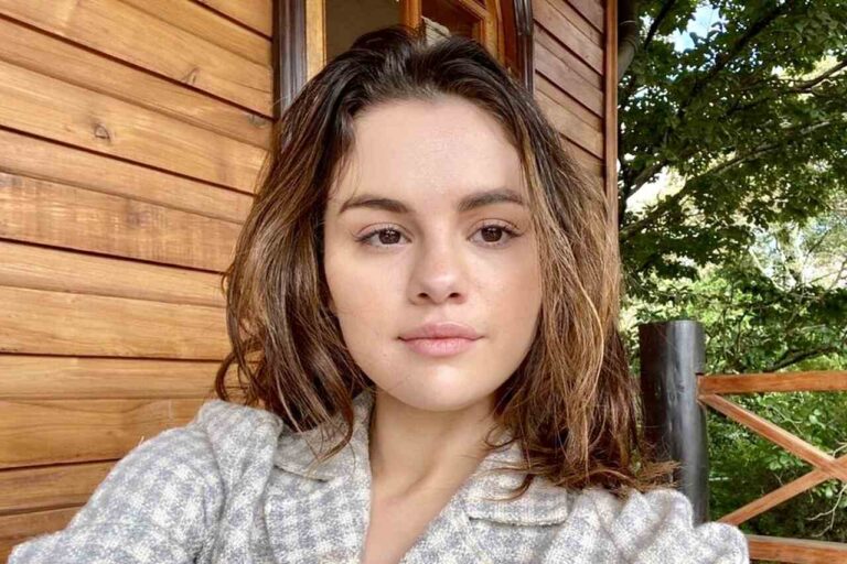 Selena Gomez exibe beleza natural em novas selfies e ganha elogios