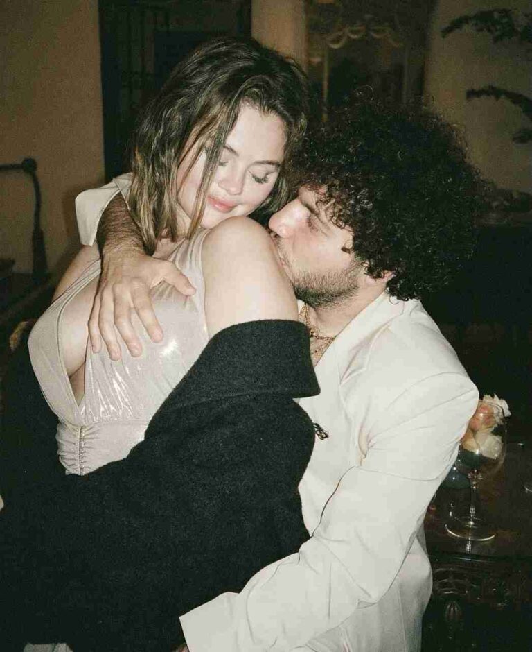 Selena Gomez publie des clichés audacieux aux côtés de son petit ami ... Selena Gomez publie des clichés audacieux aux côtés de son petit ami ...